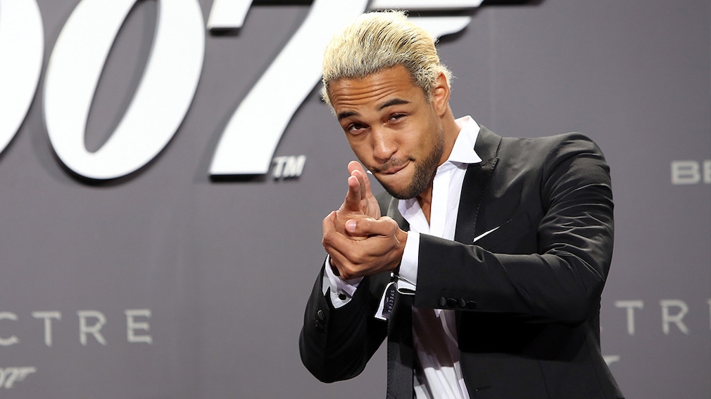 YouTuber Simon Desue zahlt mit echtem Geld – und muss deshalb vor ...