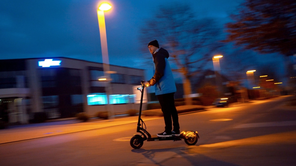IO Hawk Legend: Das kann der Edel-E-Scooter - COMPUTER BILD