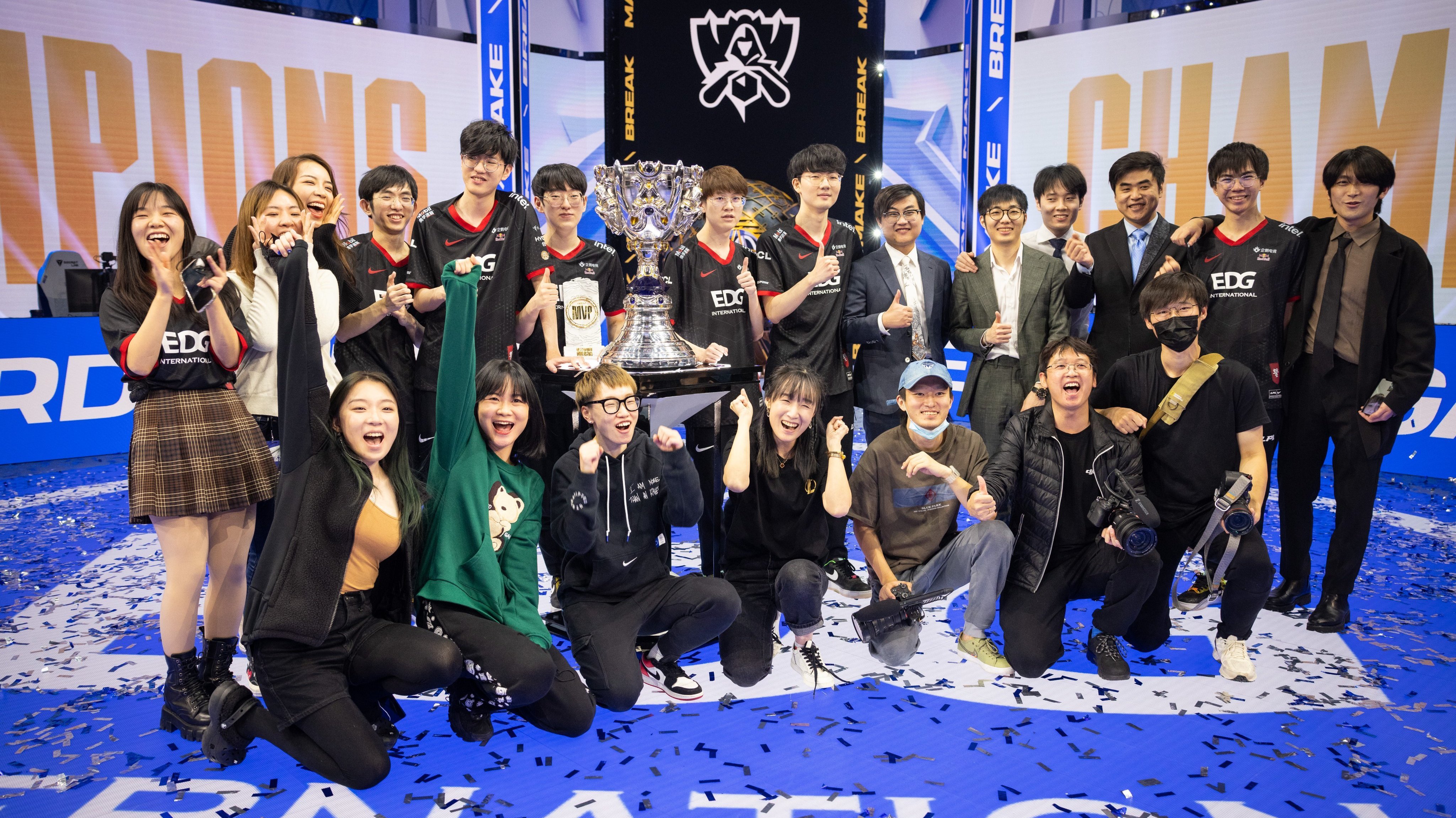 League of Legends Worlds 2021: China feiert auf der Straße - COMPUTER BILD