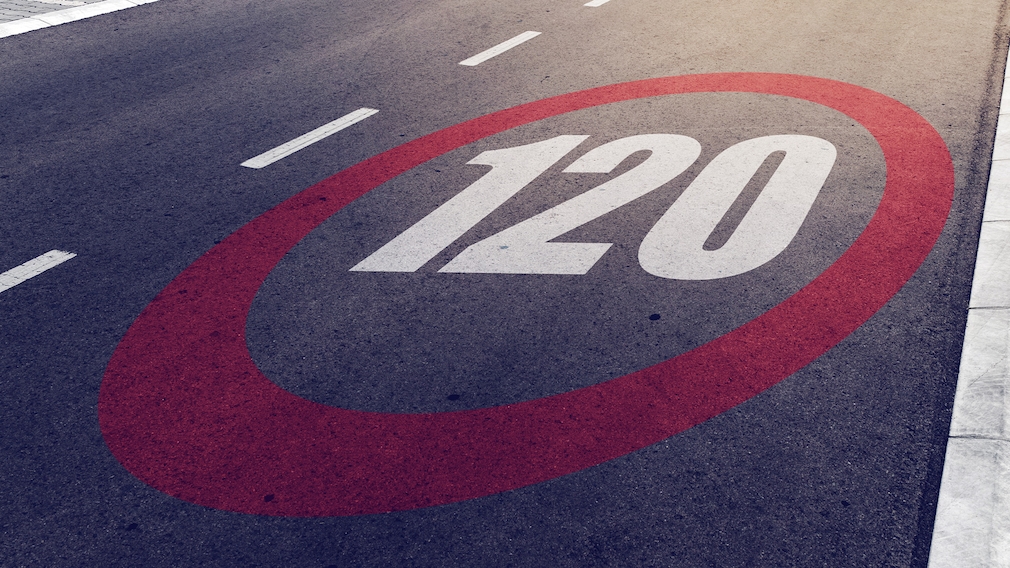 Tempolimit 120: CO2-Einsparungen höher als gedacht - COMPUTER BILD