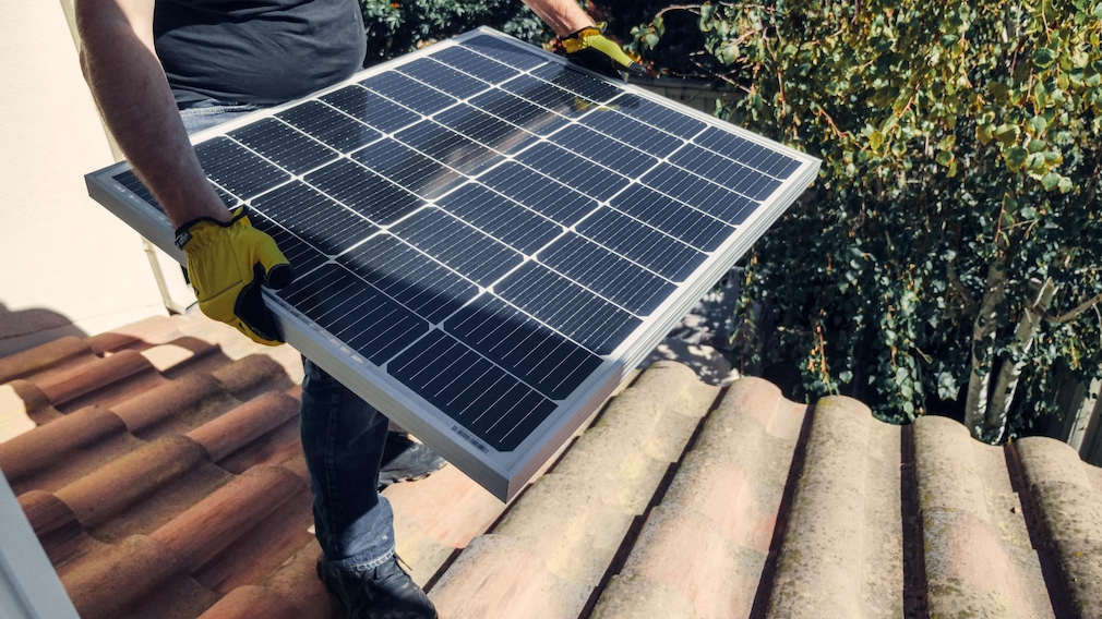 Balkonkraftwerk auf Dach montieren: So geht es - COMPUTER BILD