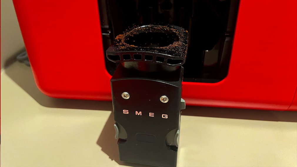 Smeg BCC02 im Test: Kaffeevollautomat im Retro-Look - COMPUTER BILD