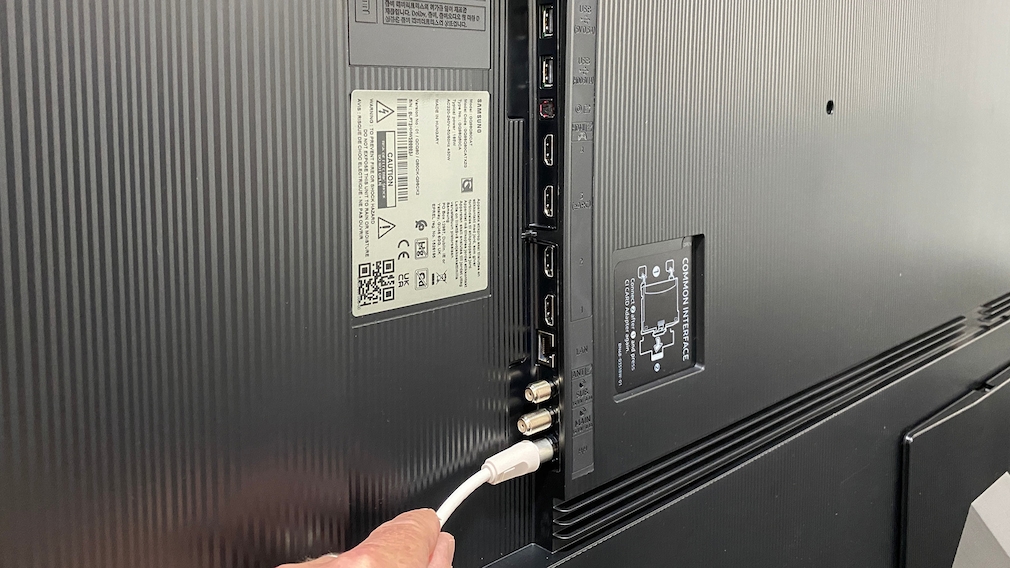 Samsung Q80C im Test: Mit 98 Zoll der größte Samsung-Fernseher ...