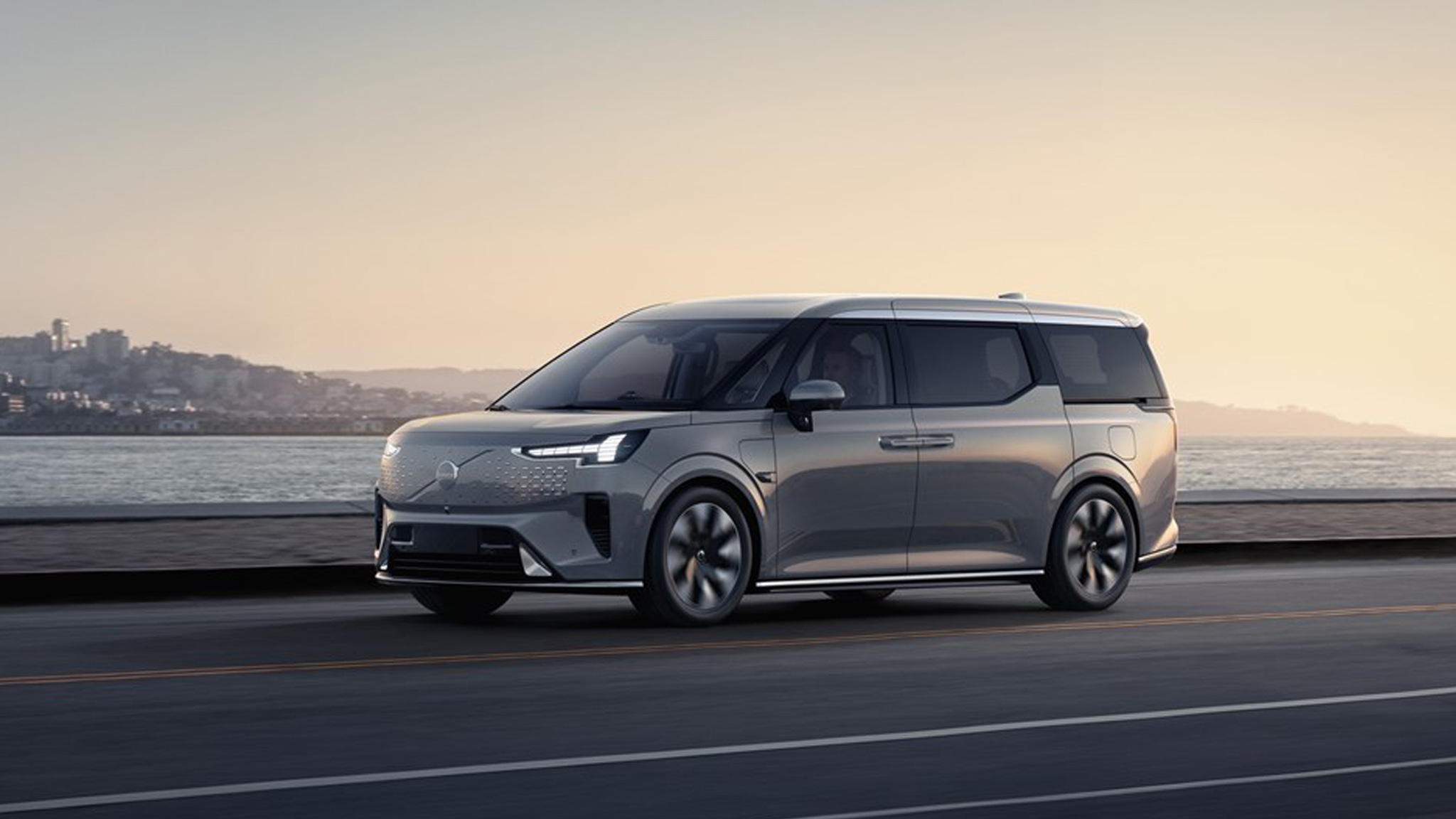 Volvo veröffentlicht elektrischen Minivan EM90 - COMPUTER BILD