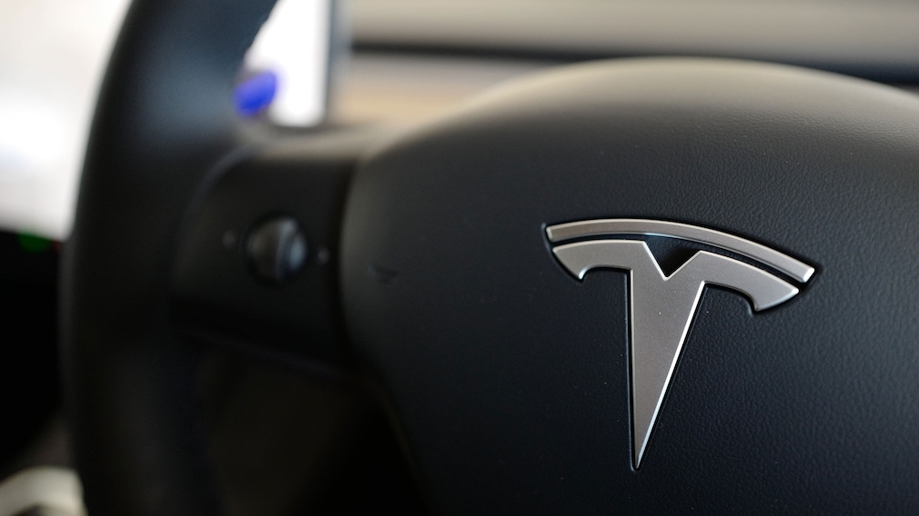 Hacker öffnen Tesla Model 3 – und warnen vor Sicherheitslücke ...