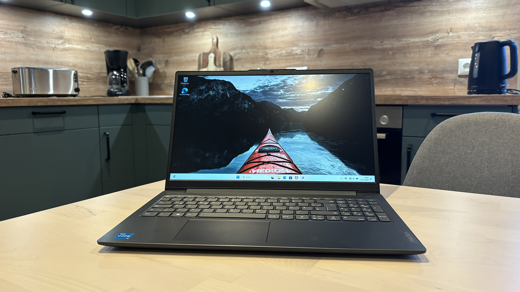 Medion Akoya E15235 im Test: Aldi-Notebook für nur 449 Euro - COMPUTER BILD