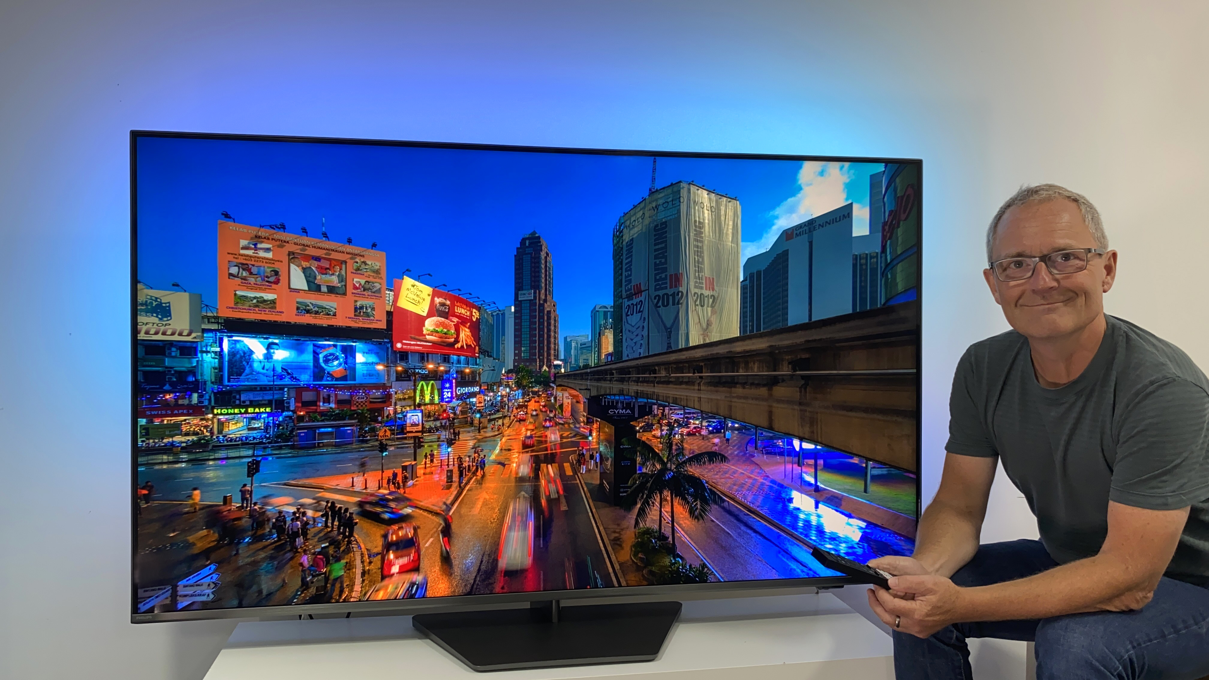 Der Philips The One PUS8909 punktet im Test als Ambilight-TV - COMPUTER ...