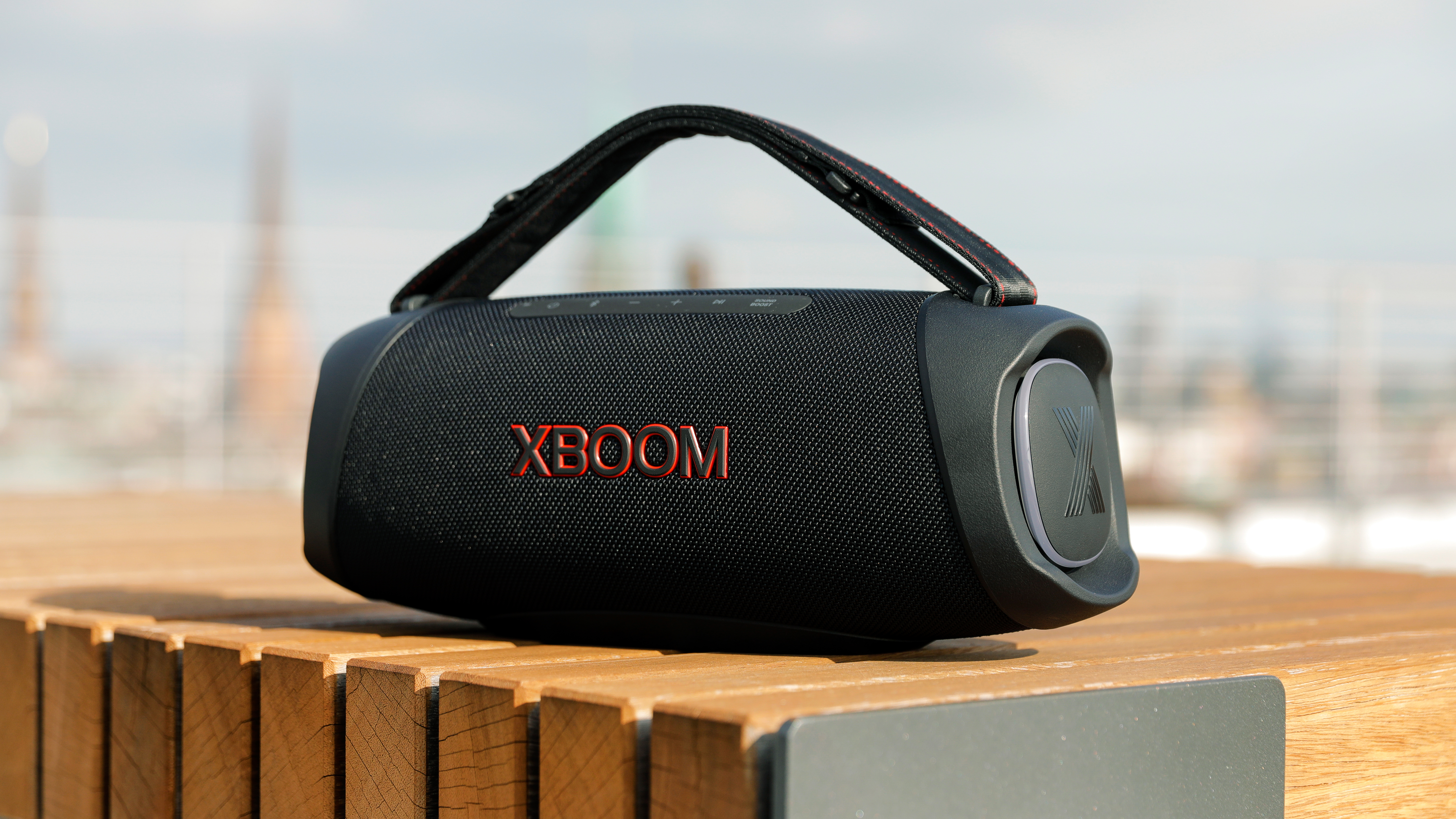 LG Xboom Go DXG8T im Test: Outdoor-Box mit Licht und Schatten ...