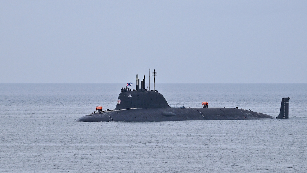 Atom-U-Boot fängt russisches Schiff an Unterseekabeln ab - COMPUTER BILD