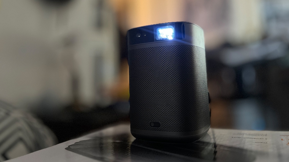 Beamer an Powerbank anschließen: Mobil ohne eingebauten Akku - COMPUTER ...
