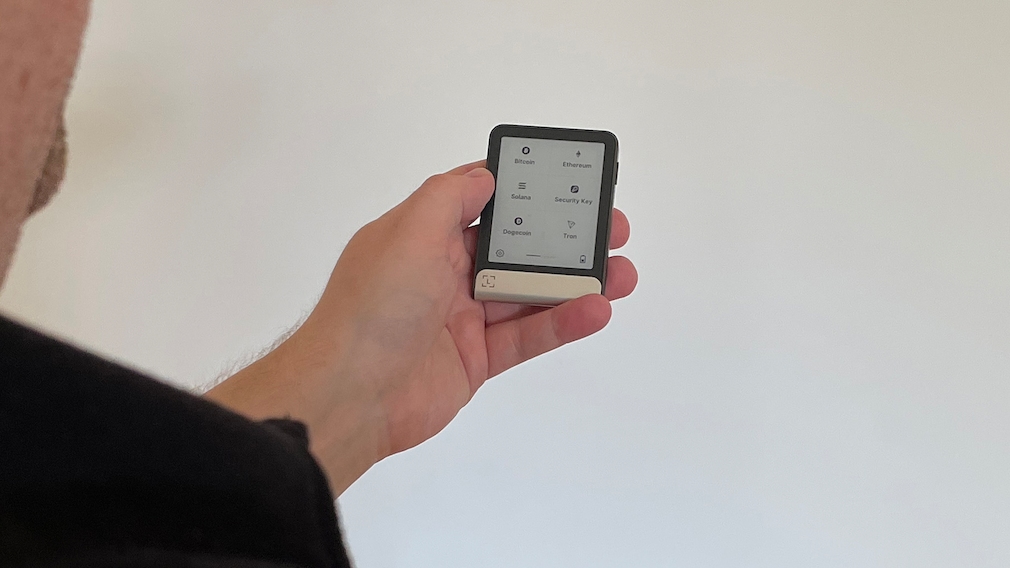 Ledger Flex im Test: Krypto-Sparen leicht gemacht - COMPUTER BILD