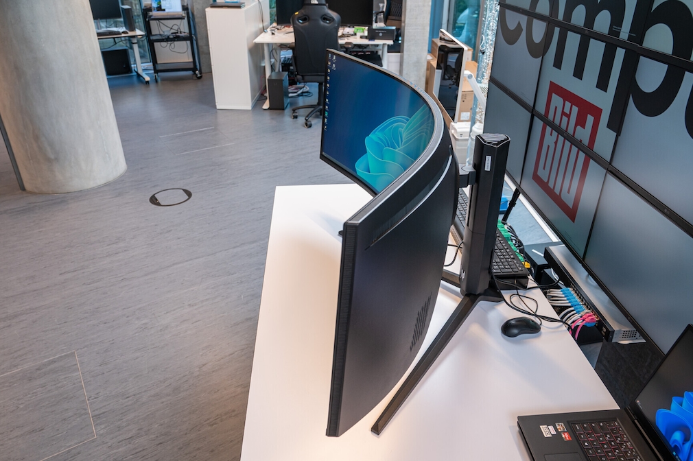 Acer Predator Z57 im Test: Extrem heller Riesen-Monitor für Gamer ...