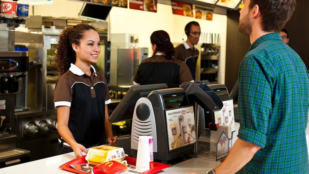 McDonald‘s UK: Samsung-Tablet am Tisch - COMPUTER BILD