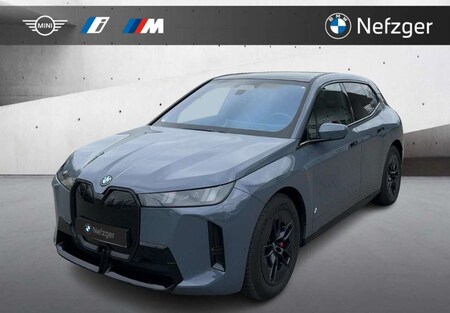 BMW iX vs. Xpeng G9: Elektro-SUV im Vergleich - AUTO BILD