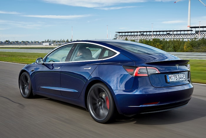 Tesla nimmt erstmals Robotaxis in Betrieb - AUTO BILD